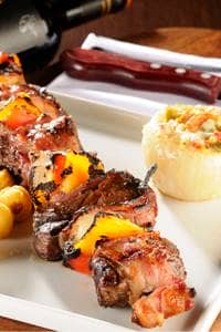 Contra-filé no espeto com cebola recheada | Receitas De Culinaria